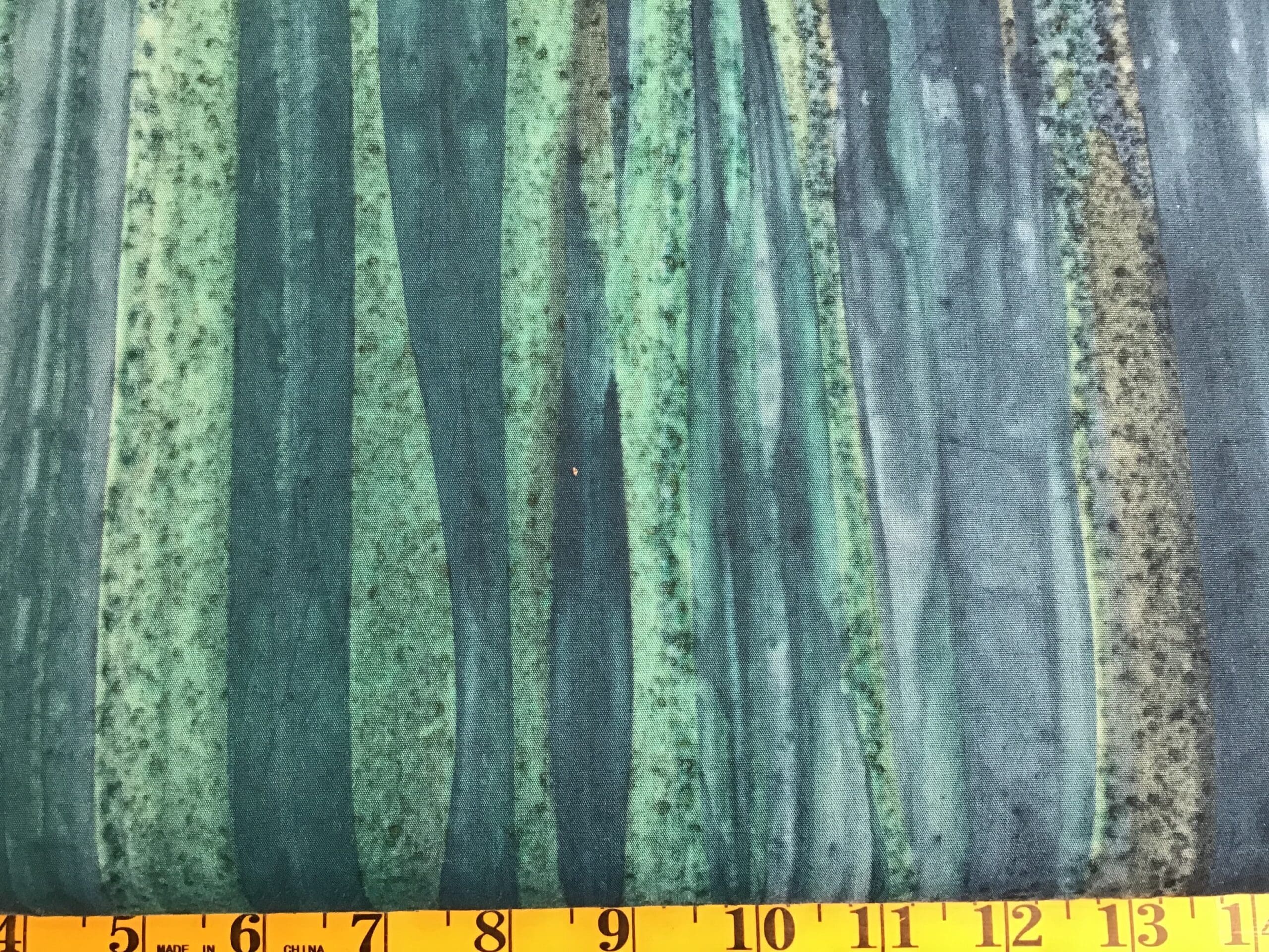 Ssat017wrd03 green landscape batik - Quilters Den